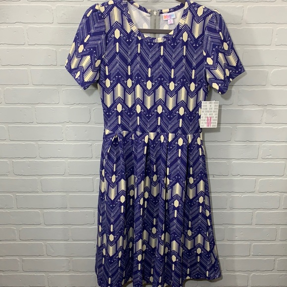LuLaRoe | Dresses | Lularoe Nwt Fit Flare Amelia Pocket Dresssize M ...